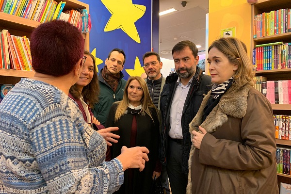 La consejera de Cultura visita la librería Lobo Flaco en Getafe ...